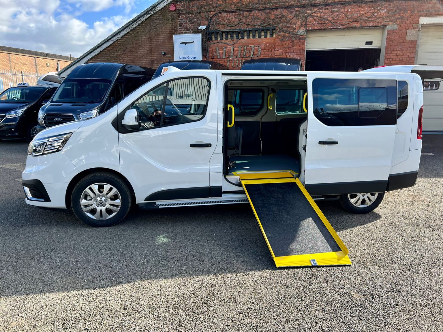 PRE REG RENAULT TRAFIC HACKNEY - THE TAXI SHOP